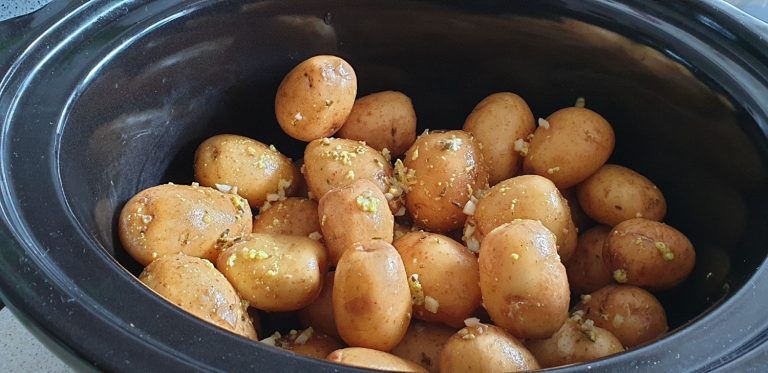 How to cook new potatoes in the slow cooker - recipe